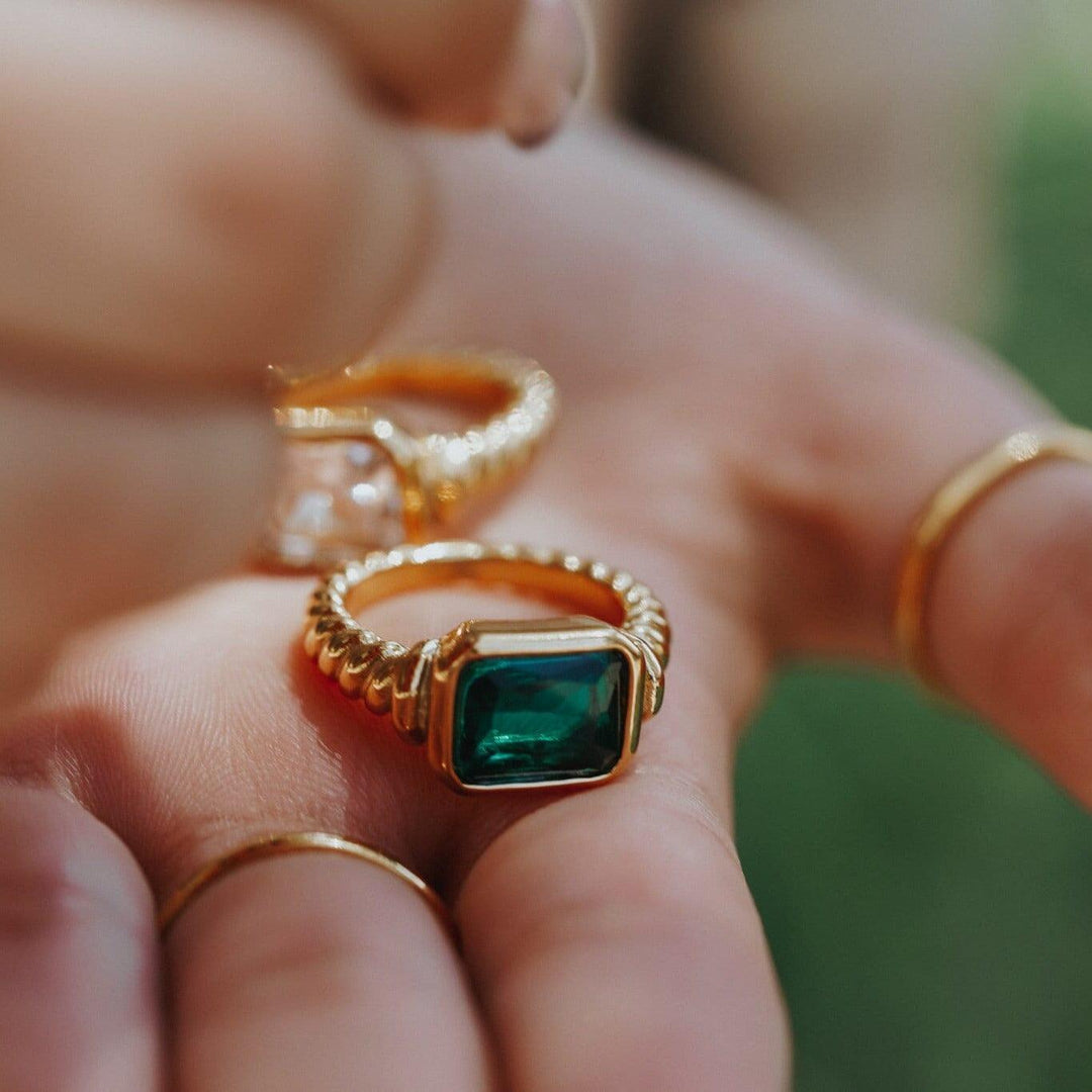 Twisted Signet Ring | Emerald